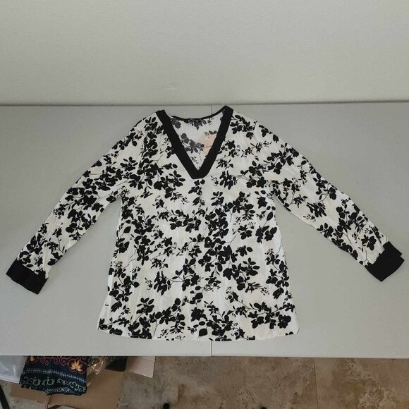 BloomChic | Tops | 25black Flower Top Us Size 1 | Poshmark